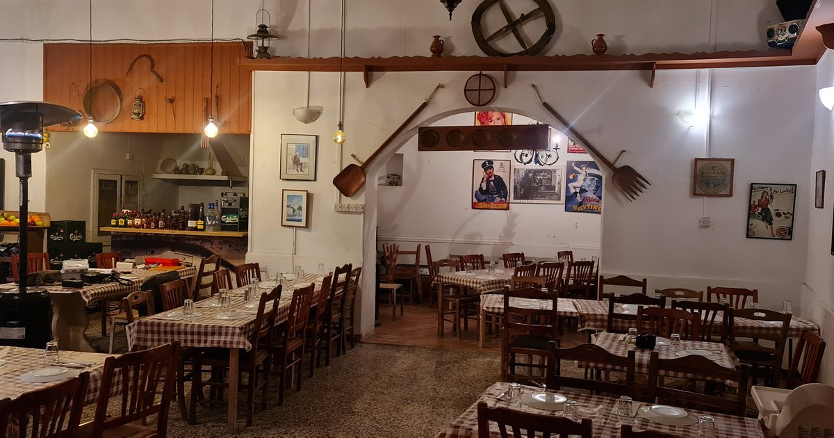 Ένα υπέροχο ταβερνάκι-στέκι στην πλατεία, που όλοι έχουν επισκεφθεί ...