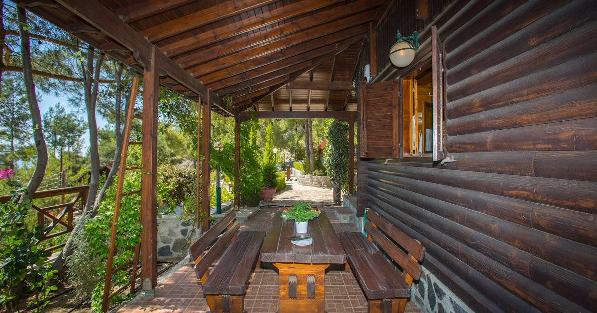 Ανακαλύψαμε τρία υπέροχα ξύλινα σπιτάκια μέσα στο δάσος για διαμονή ...