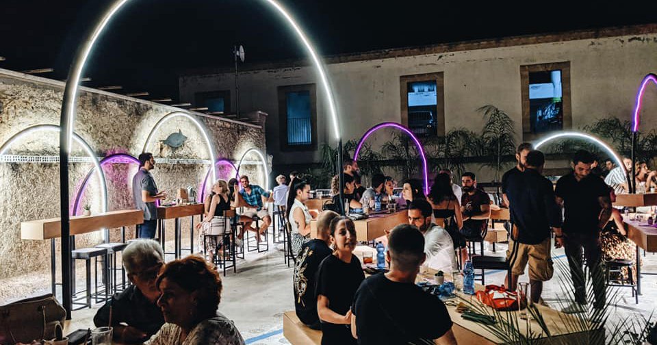 Ένα pop up μπαράκι σε μια ταράτσα της πόλης, είναι το νέο hot spot ...