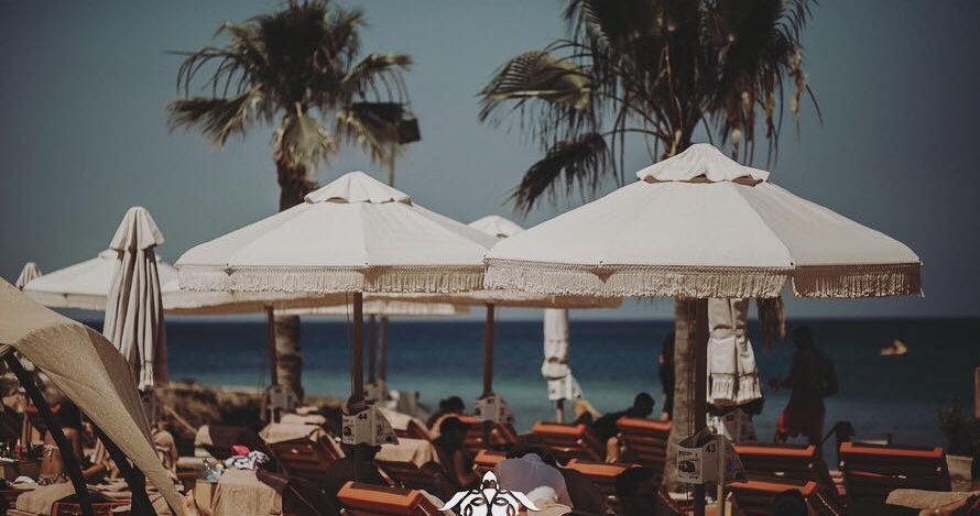 Το Nava Seaside έβαλε (ξανά) ξαπλώστρες στην παραλία | Check In Cyprus