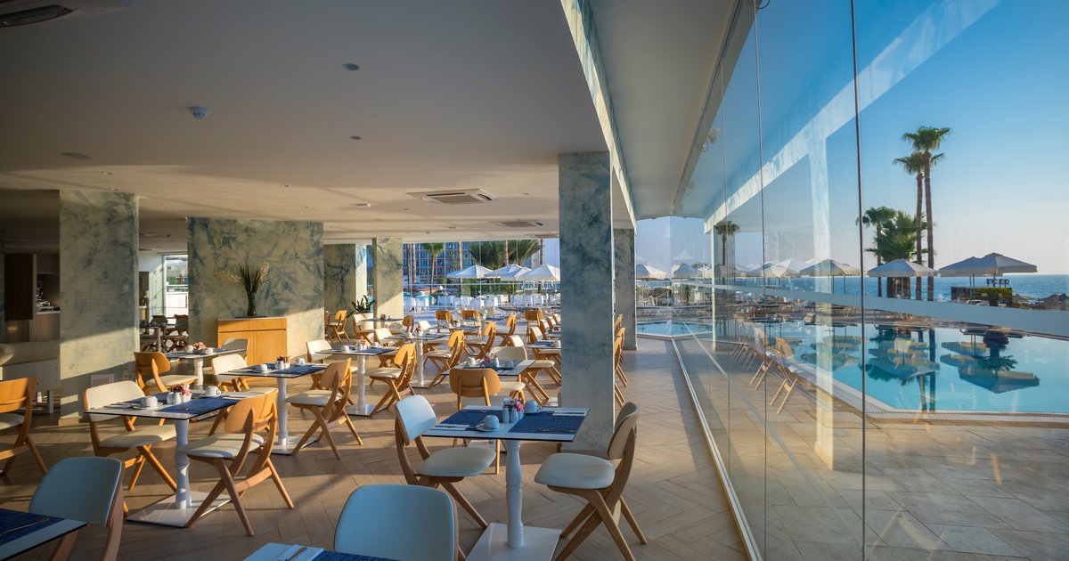 Το Louis Infinity Blu παρέλαβε το βραβείο του καλύτερου ξενοδοχείου ...