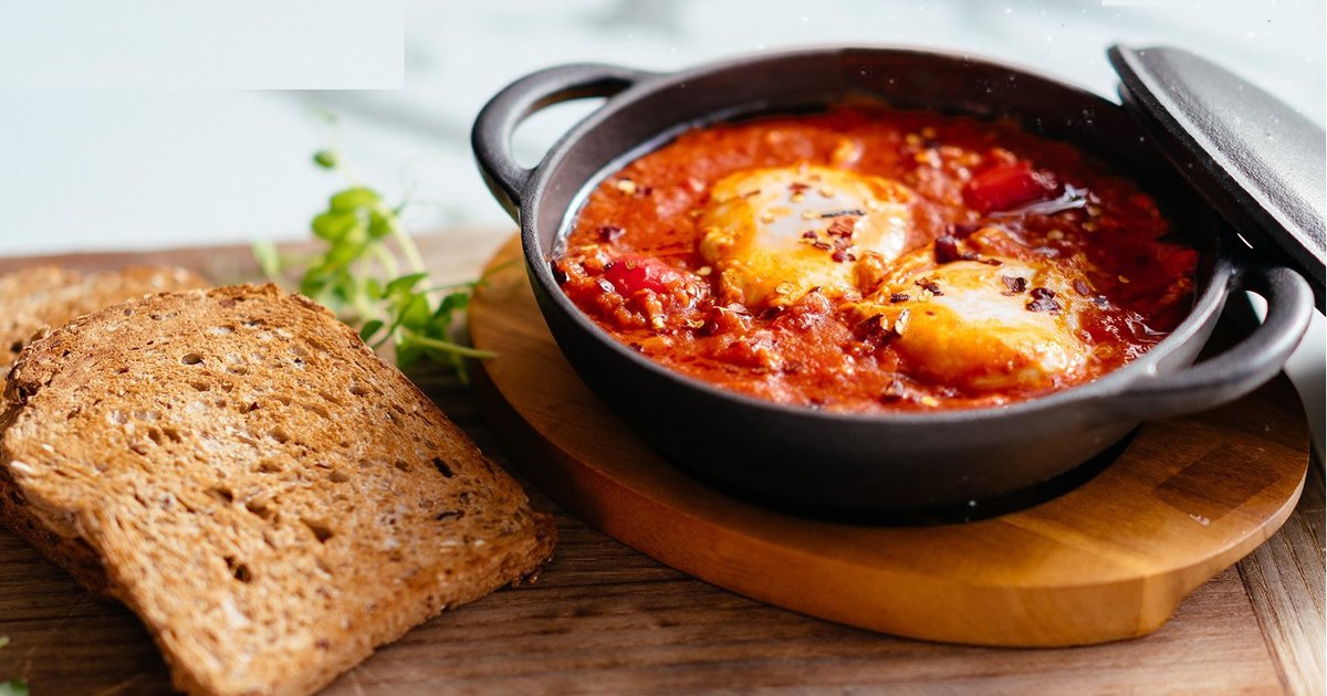 Αγαπημένο μαγαζί έβαλε το διάσημο Shakshuka στο brunch menu του | Check ...