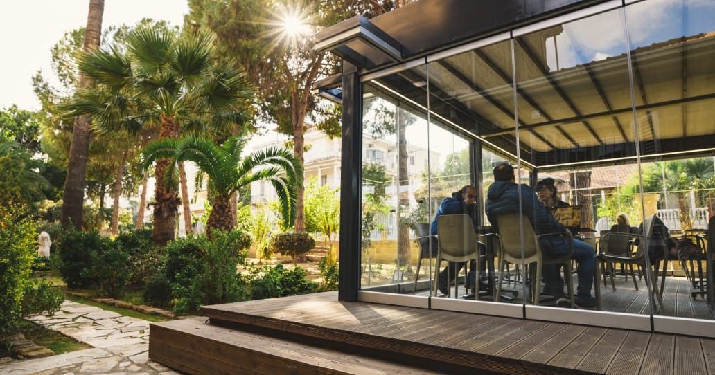 Πράσινη απόδραση: 8 hot spots για καφέ και φαγητό μέσα σε κήπους και ...