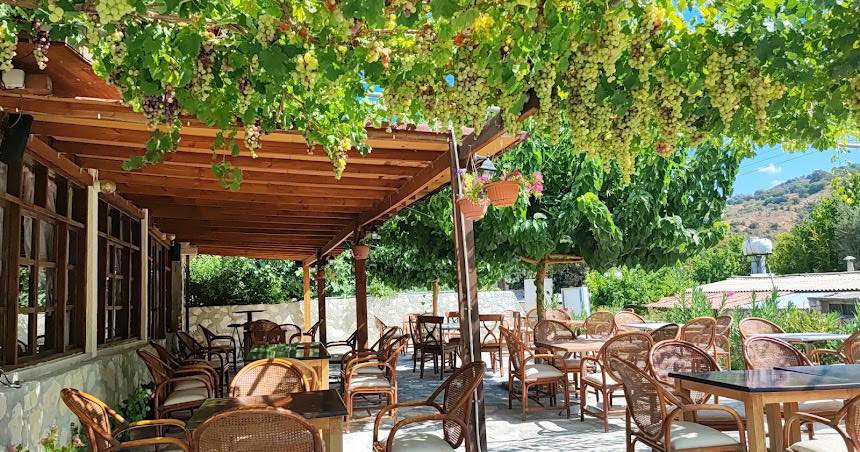 Νέα παραδοσιακή ταβέρνα σερβίρει πλούσιο μεζέ κάτω από την υπέροχη ...