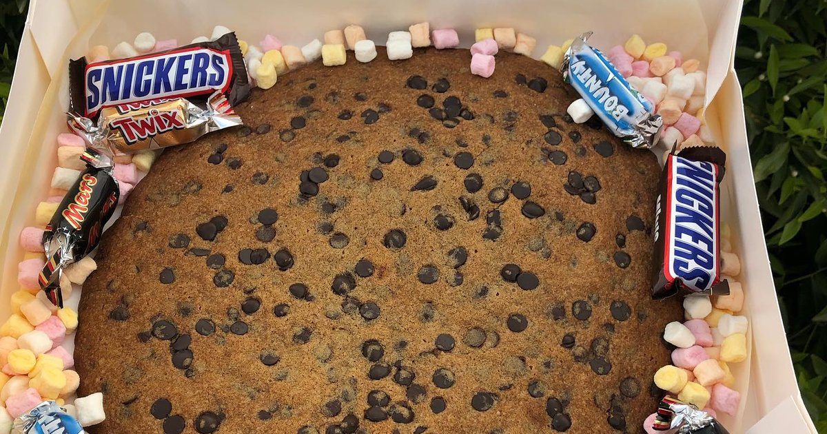 Η κ. Χριστίνα φτιάχνει τα πιο τεράστια μπισκότα που μπορείς να βρεις ...