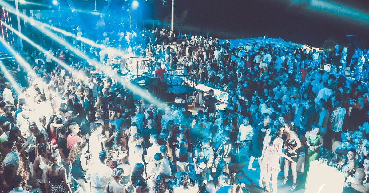 Το club που ξεσηκώνει κάθε καλοκαίρι όλη την πόλη, επιστρέφει | Check ...