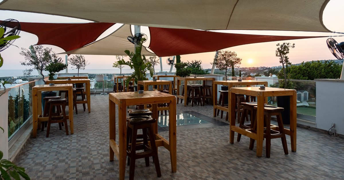 Ανακαλύψαμε ένα πανέμορφο rooftop bar για θεματικές βραδιές, live ...