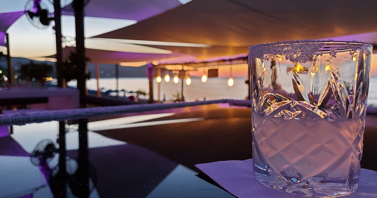 Ένα all day beach bar/εστιατόριο στο πιο ειδυλλιακό σημείο του νησιού ...