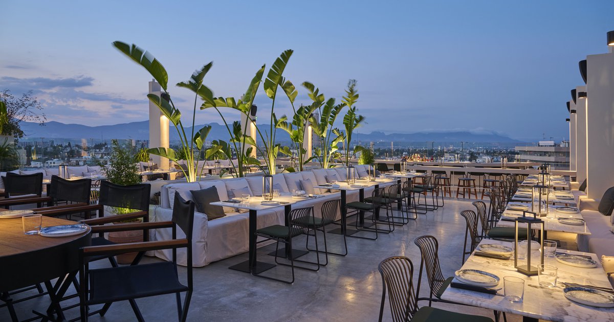 Το ειδυλλιακό rooftop bar-restaurant με θέα την Πλατεία Ελευθερίας ...
