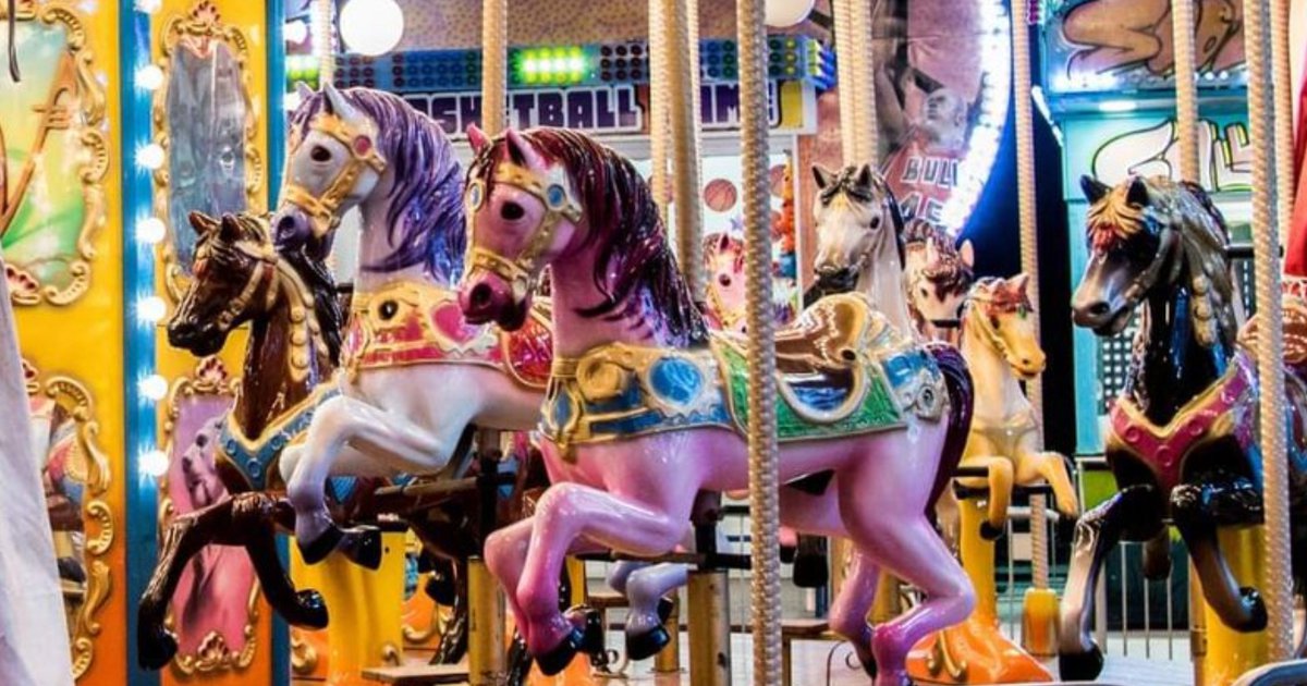 Ένα παραδοσιακό luna park γεμάτο παιχνίδια, χρώματα και δραστηριότητες ...