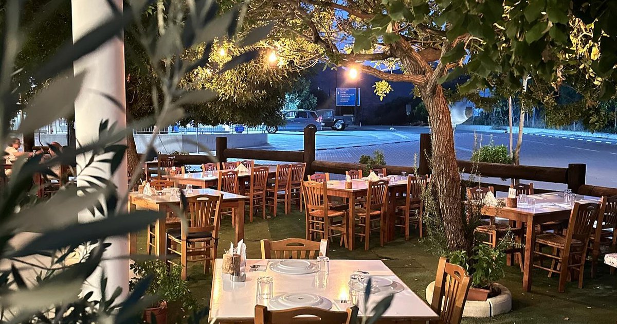 Μία μαγευτική αυλή στο χωριό μόλις άνοιξε για τη σεζόν και μας ...