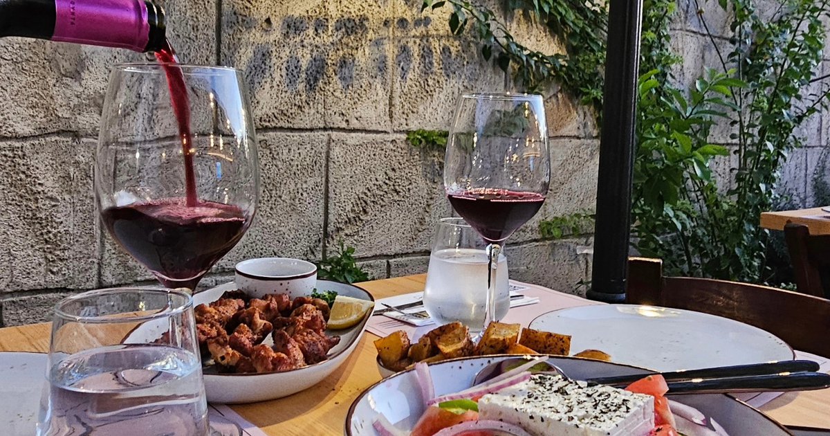 Πήγαμε για μεζέ στη νέα άφιξη στα σοκάκια του Καϊμακλίου και αυτές ...