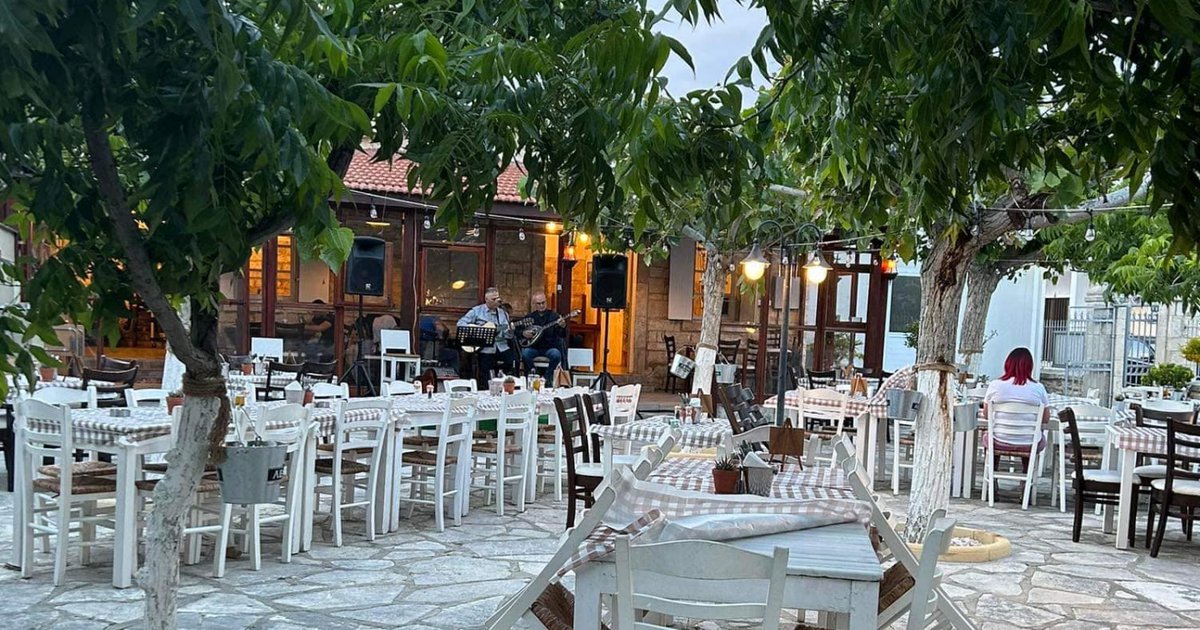Πάμε για μεζέδες σε μία κουκλίστικη αυλή με μουσική και παγωμένη μπίρα ...
