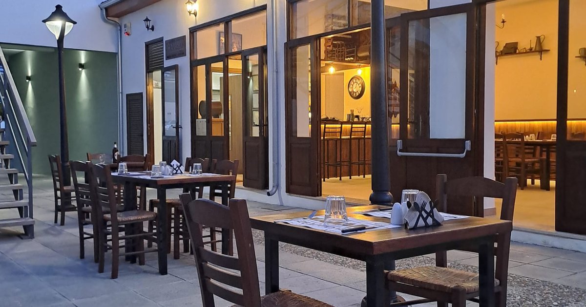 Ανακαλύψαμε ένα γουστόζικο μεζεδοπωλείο που θυμίζει κάτι από τα παλιά ...
