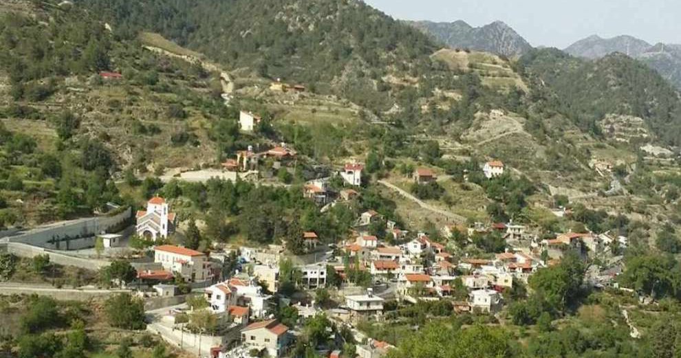 Φωταγώγηση χριστουγεννιάτικου δέντρου με κουμανταρία, στο χωριό | Check ...