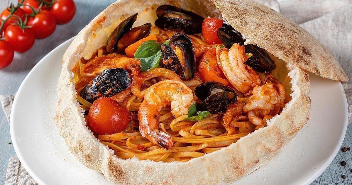 Τι θα έλεγες για μια λαχταριστή μακαρονάδα θαλασσινών μέσα σε αφράτο ...