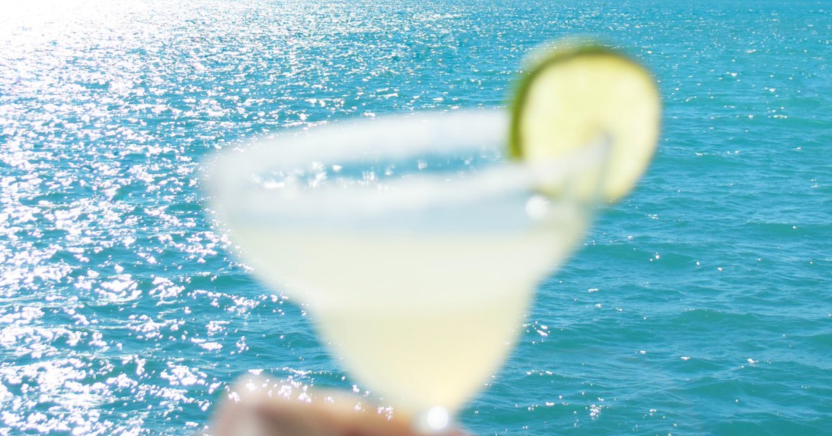 Ο νέος παραθαλάσσιος προορισμός μας ονομάζεται Almi Bay Beach Bar ...