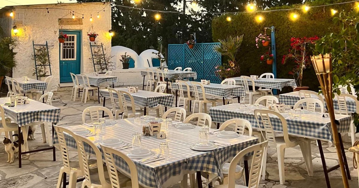 Μια υπέροχη αυλή για φαγητό και ζωντανή μουσική | Check In Cyprus