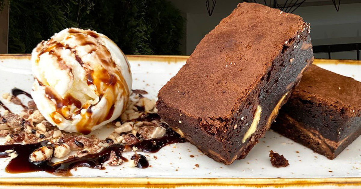 Σ' αυτό το μαγαζί θα βρεις λαχταριστά brownies με παγωτό βανίλιας ...