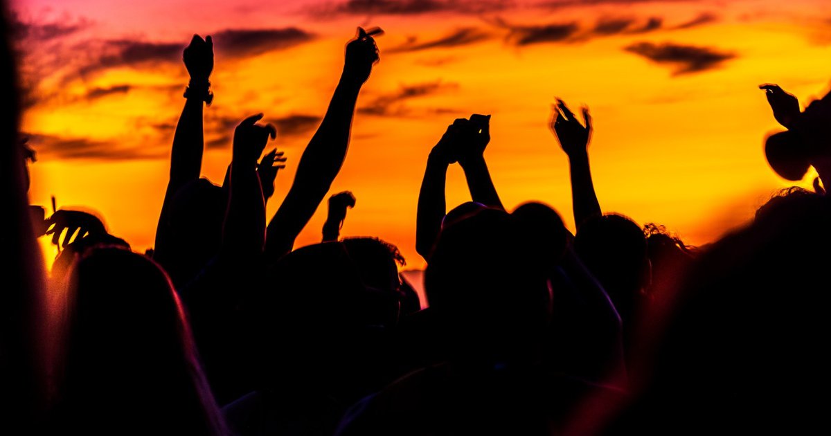 Ένα beach party σε '80s και '90s ρυθμούς που θα σε ξεσηκώσει | Check In ...