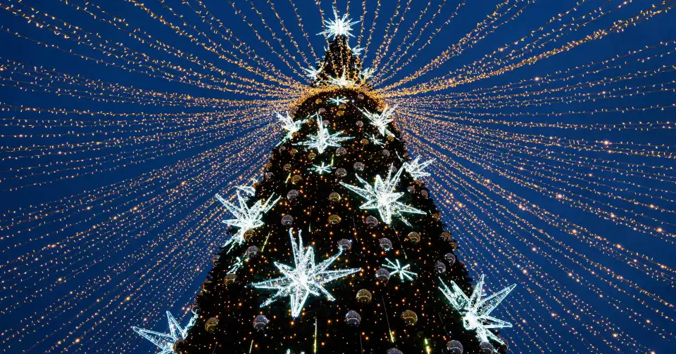 Φωταγώγηση χριστουγεννιάτικου δέντρου με τρενάκι, γλυκά και κρασί στην ...