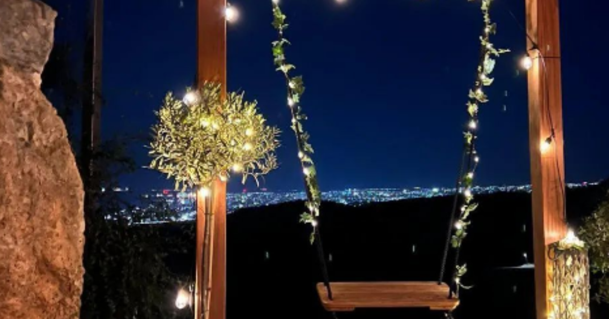 Το νέο Instagrammable spot είναι μια ξύλινη κούνια με θέα την πόλη ...