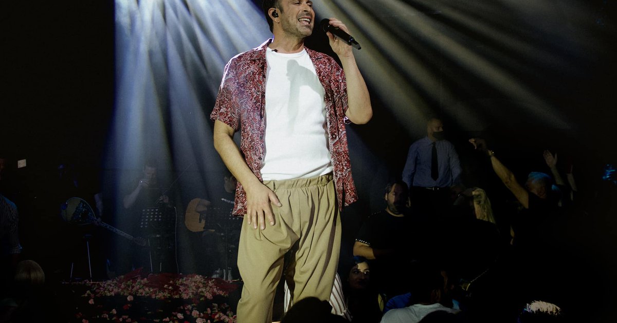 Αυτός είναι ο επόμενος καλλιτέχνης που θα εμφανίζεται στις Νotes Live ...