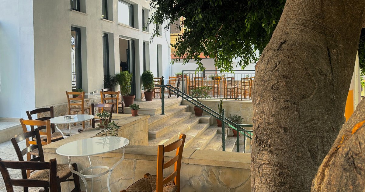 Ο Παναγιώτης ανέλαβε το παλιό καφενείο στο χωριό του, και σερβίρει ...