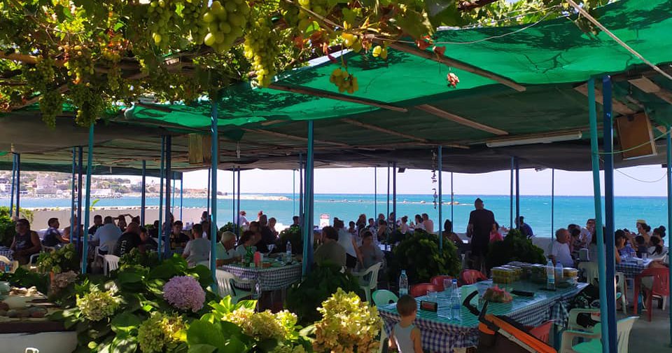 Πάμε για ολόφρέσκο ψάρι, κάτω από την κληματαριά, με θέα τη θάλασσα ...